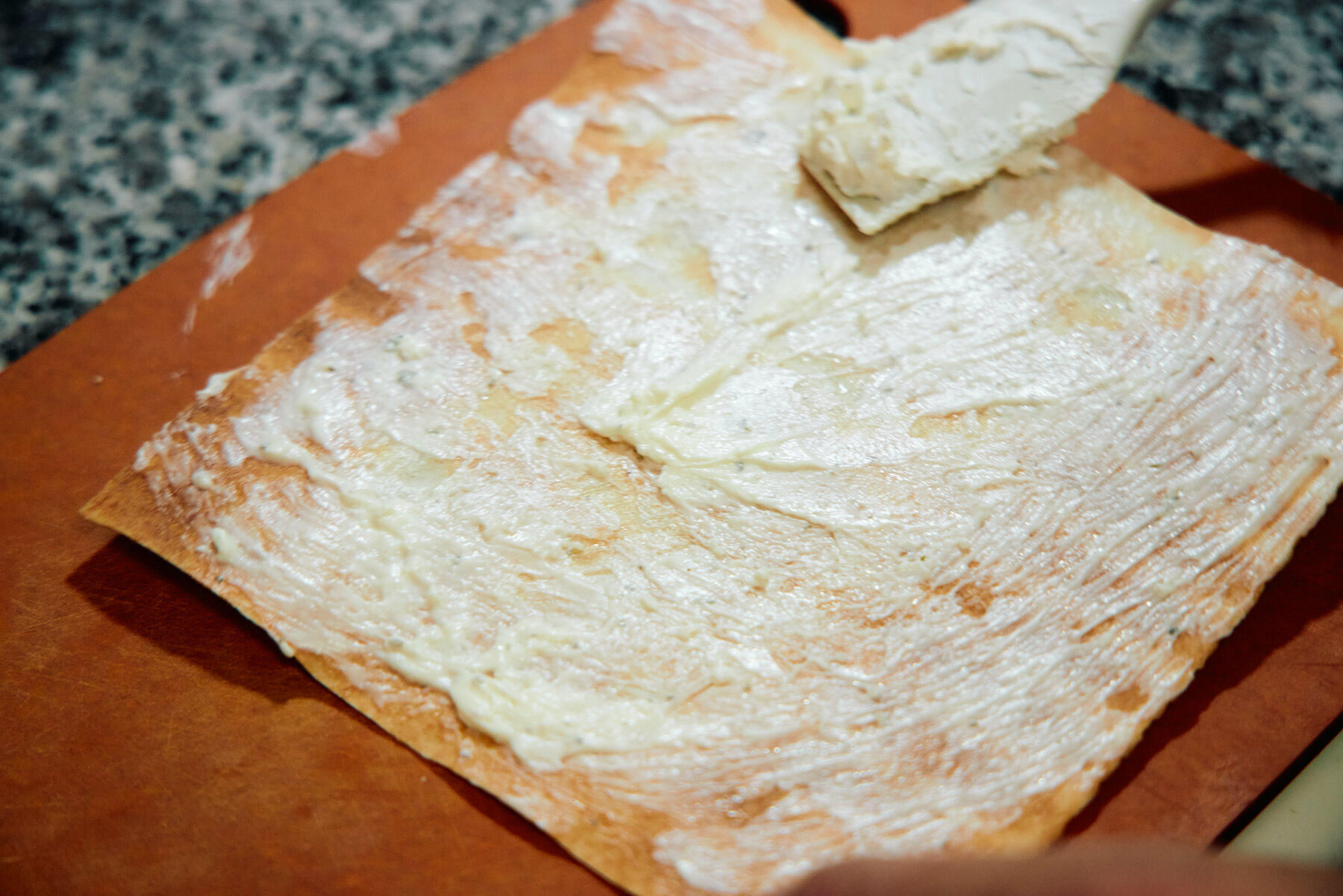 【ようこそ！俺酒場】"ブルサンの魔法"で調味料を使わない、桃と生ハムのタルトフランべ | ようこそ！俺酒場 | dancyu (ダンチュウ) | 食こそエンターテインメント！