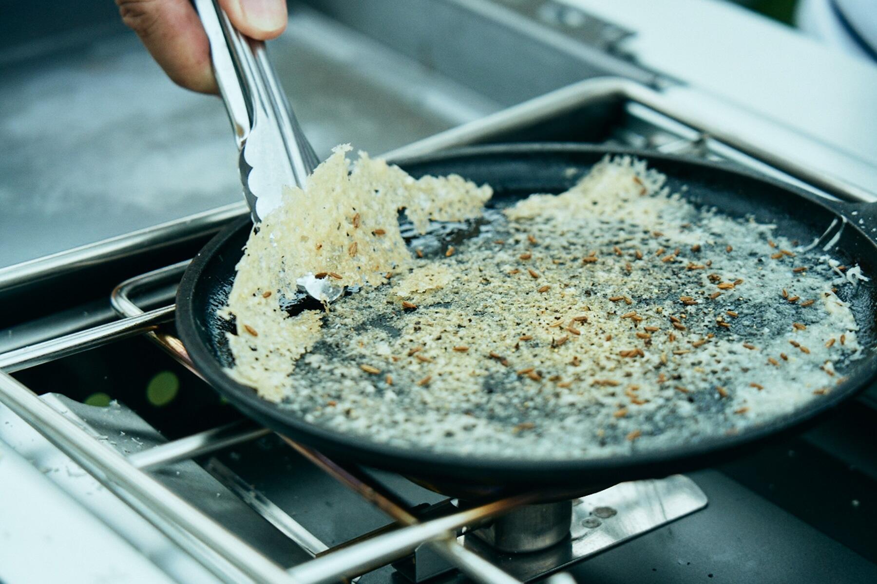 パルミジャーノせんべい クミンと黒胡椒の香り｜植野流カンタンつまみ② | BE-PAL×dancyu “美味しいアウトドア達人”への道 | dancyu (ダンチュウ) | 食こそ ...