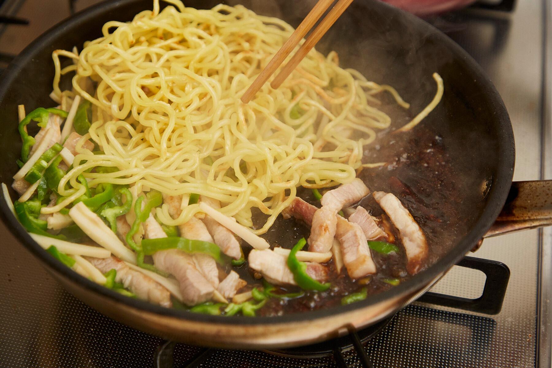 コク深く食べ応え抜群の"回鍋肉風焼きそば" | レパートリー豊かな焼きそばレシピ | dancyu (ダンチュウ) | 食こそエンターテインメント！