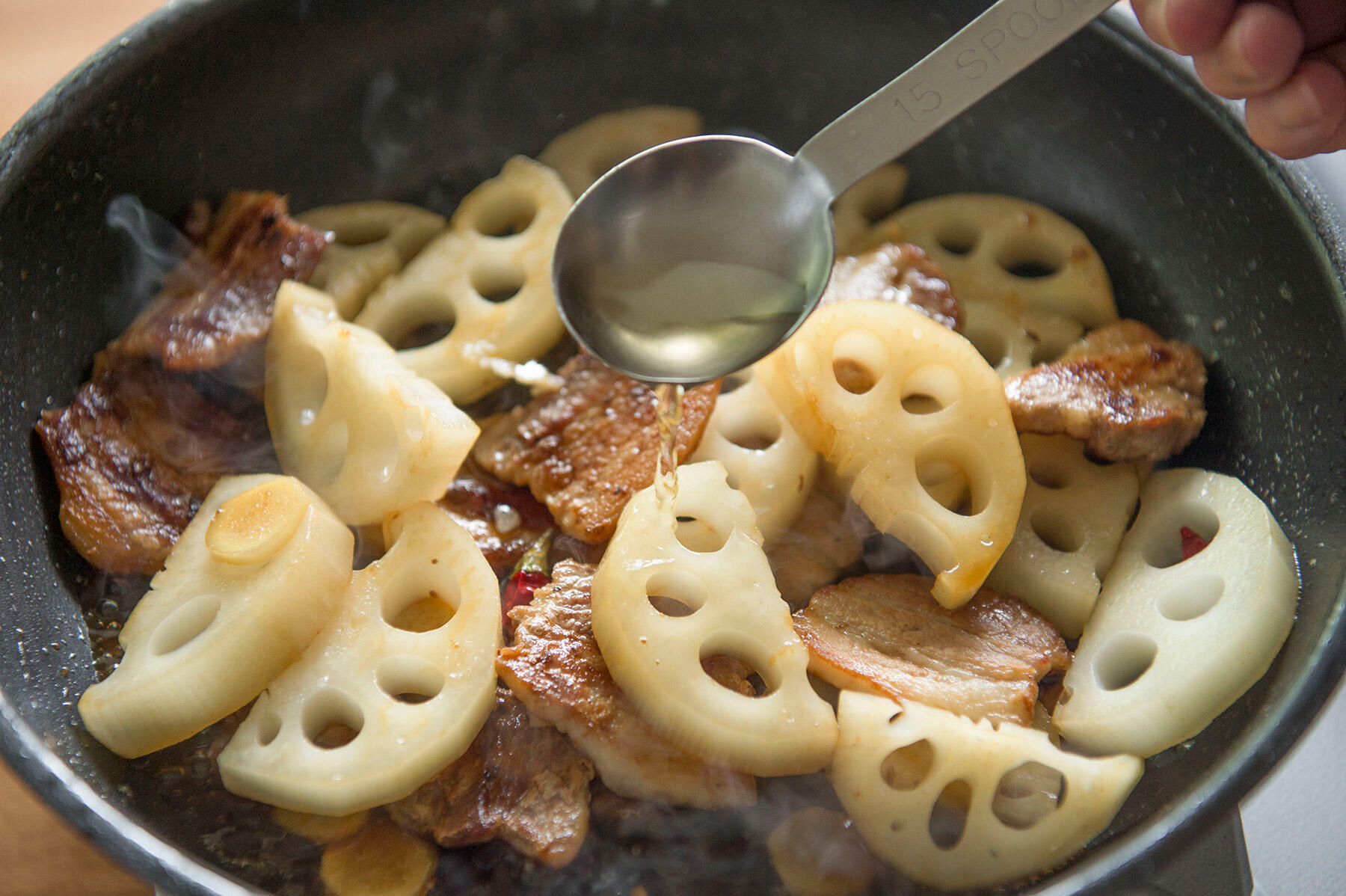 酢でコクが深まる"れんこんと豚肉の酢炒め" | 季節の「引き算」料理 | dancyu (ダンチュウ) | 食こそエンターテインメント！