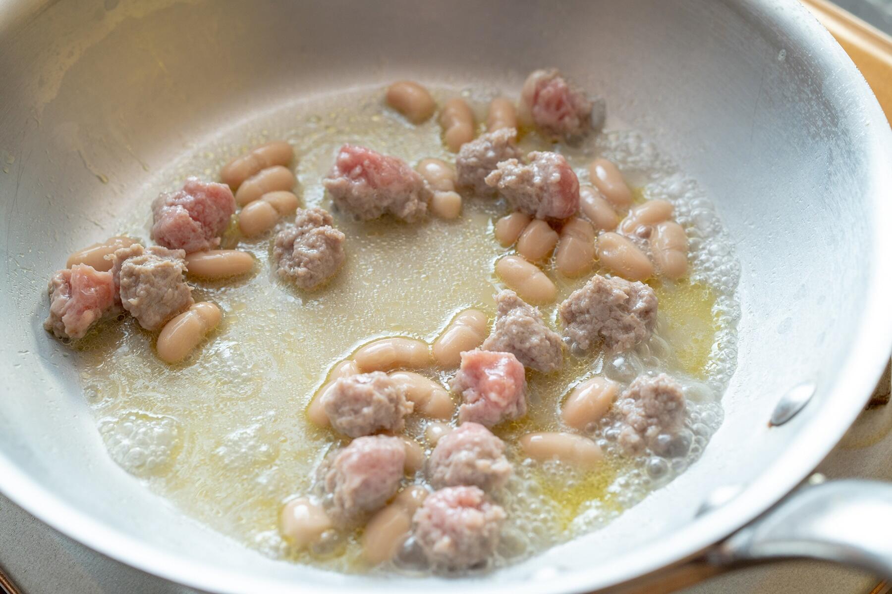 旨味たっぷり！"白いんげん豆とサルシッチャのリガトーニ" | ハヤシコウの週末パスタ | dancyu (ダンチュウ) | 食こそエンターテインメント！