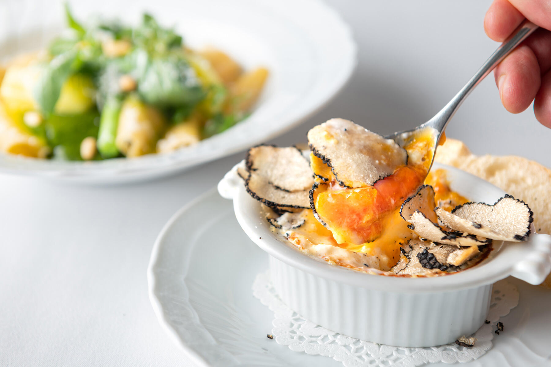 芳醇なトリュフと半熟卵の協演に"多重奏で、濃密"なビールが華を添える | 一流問答｜語り合う名料理人と名経営者 | dancyu (ダンチュウ) | 食こそエンターテインメント！