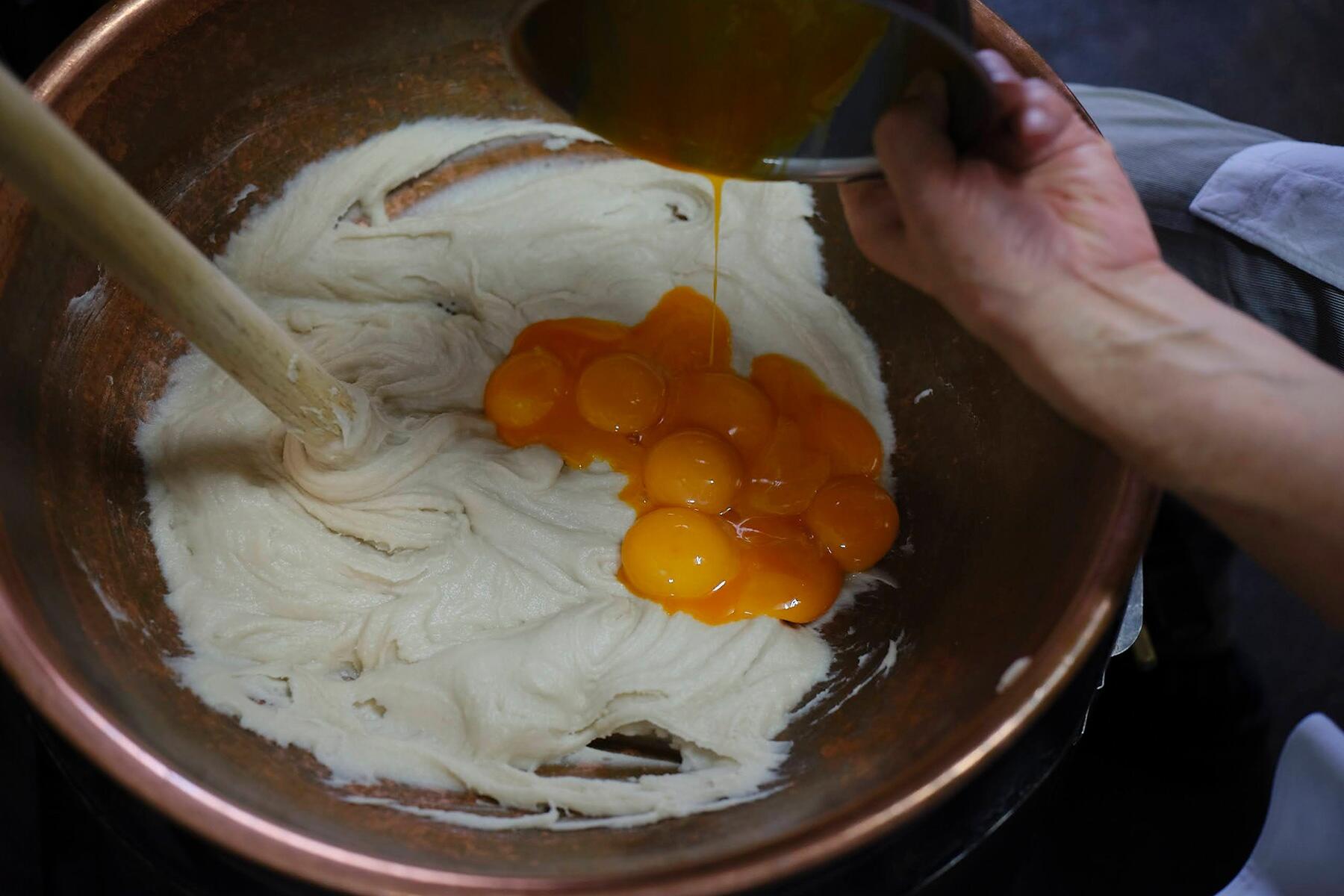 見えない餡を味わう「白小豆 古代蒸し」｜「岬屋」の今月の和菓子㉞ | dancyu本誌から | dancyu (ダンチュウ) | 食こそエンターテインメント！